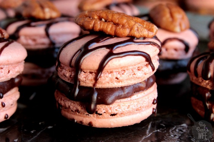 Chocolate Pecan Pie Macarons | I'm obsessed with making these!