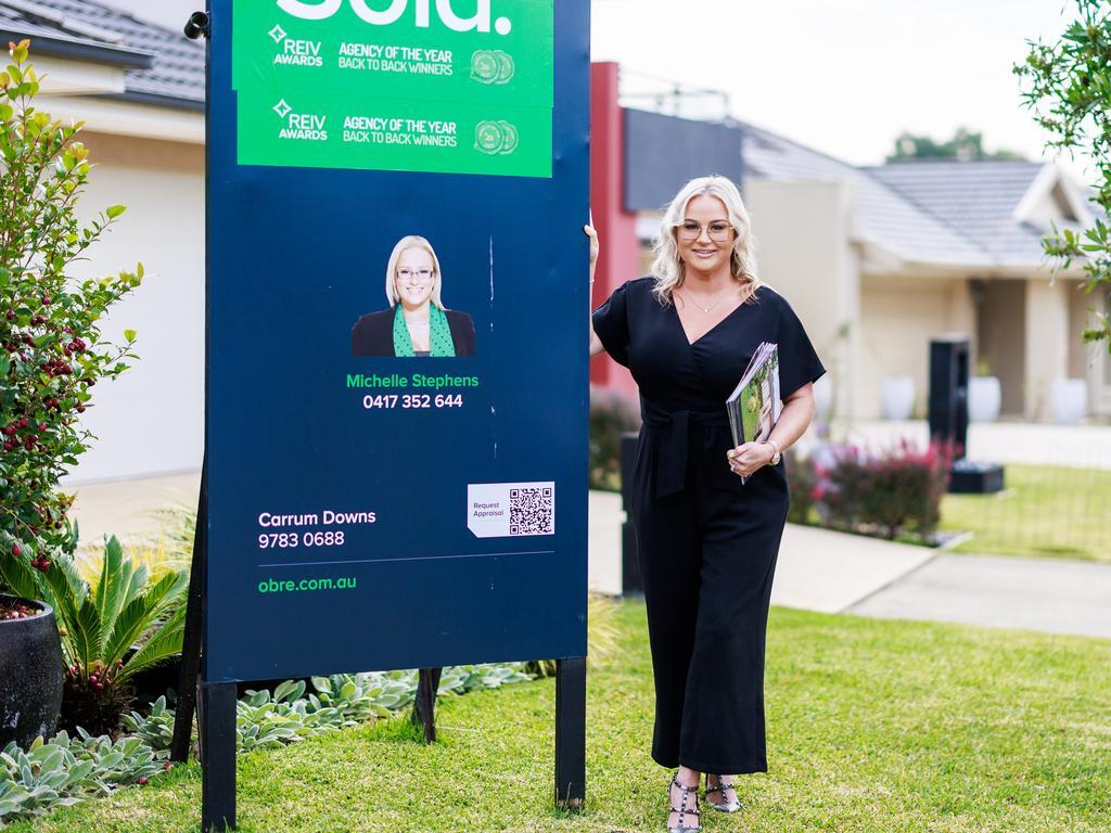 Real estate agent changes his job once a week | Real estate agent by ...